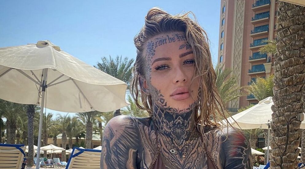 Vrouw laat tattoo's voor een dag verwijderen en het verschil is niet ...