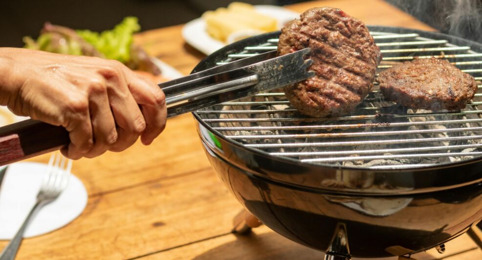 Perfect voor deze zomer: Action verkoopt mini-barbecue to go | FEM FEM