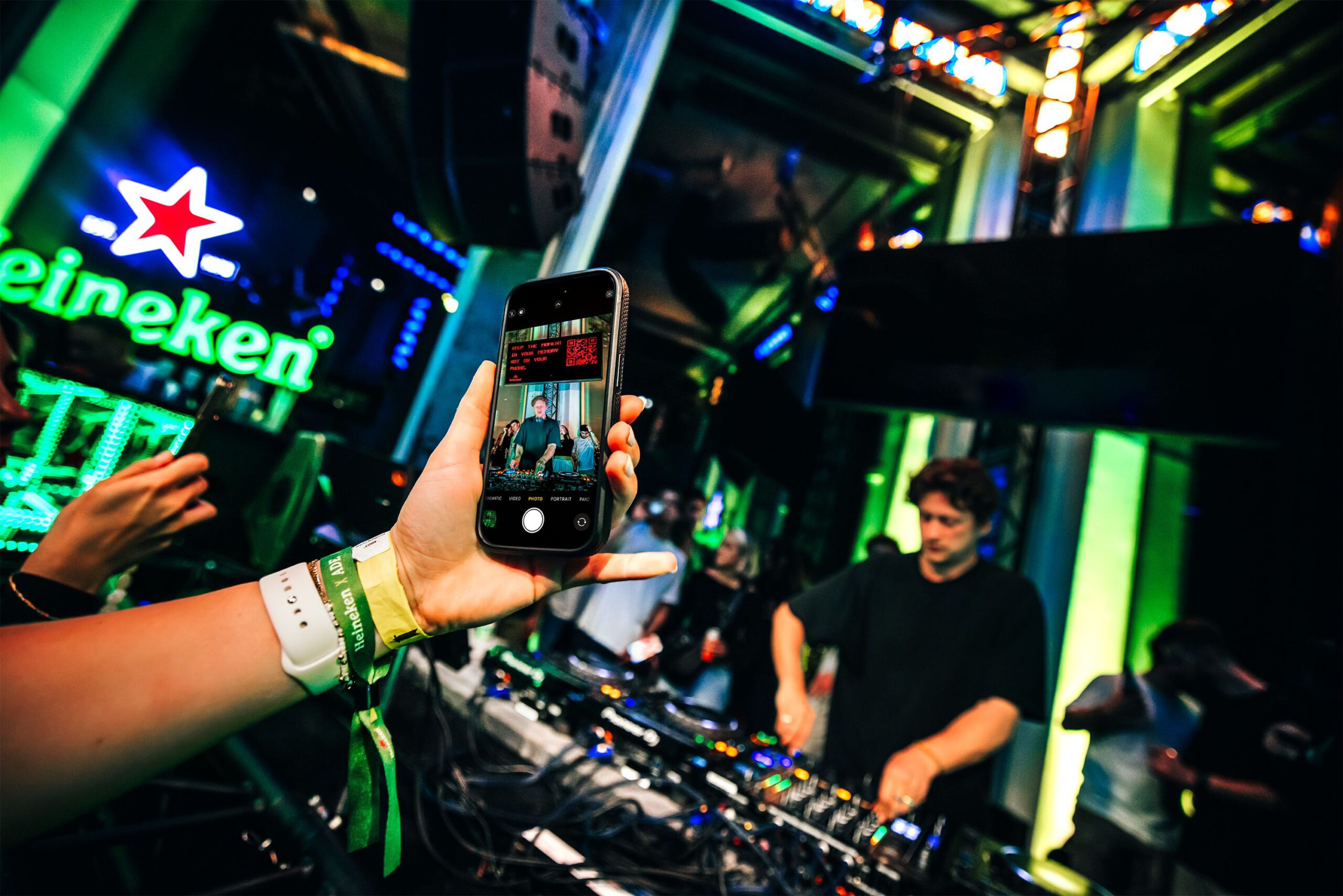 Heineken en DJ Barry Can't Swim trappen ADE af met geheime boodschap: ’Keep the moment in your ...