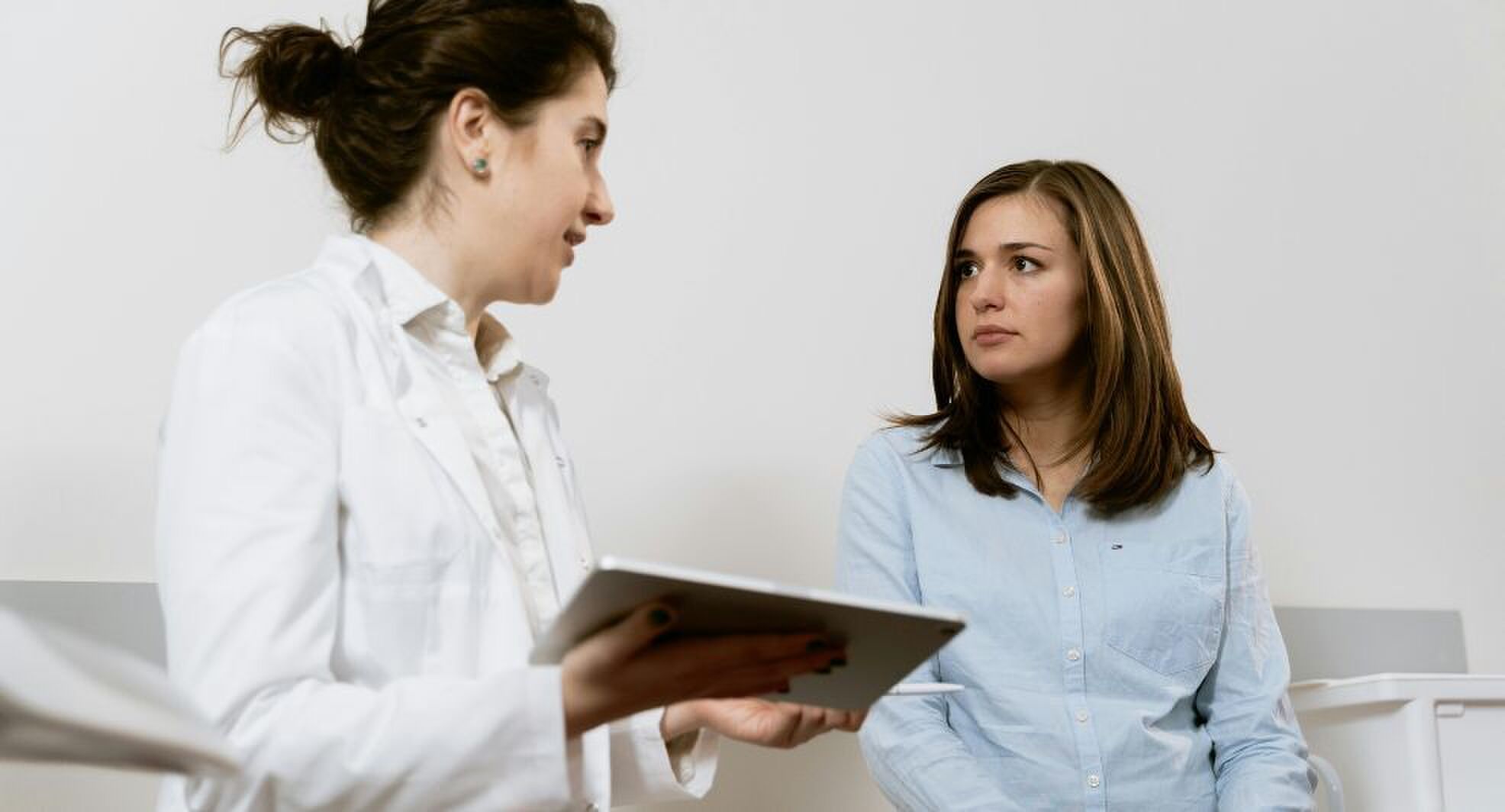 Nina (33) en Elin (30): "Door een fout tijdens ons IVF-traject droegen we elkaars baby" | FEM FEM