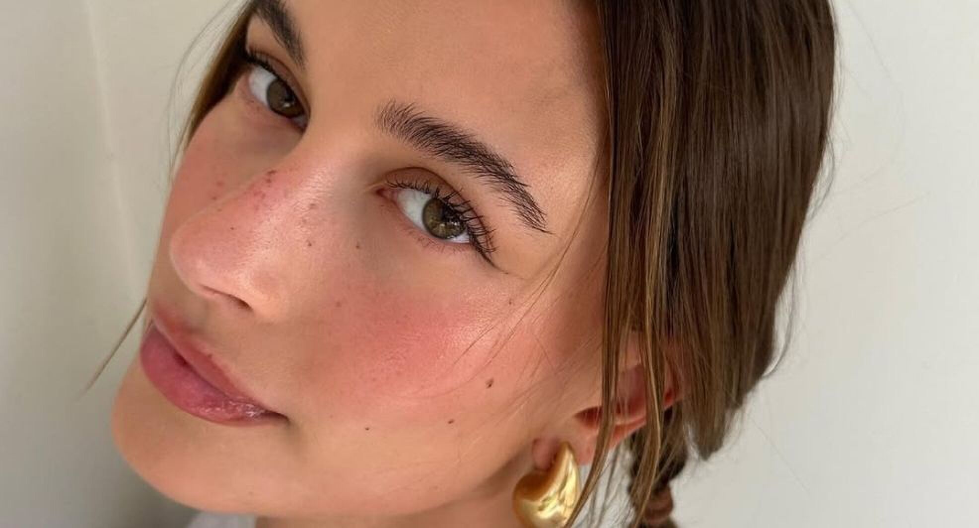 Afkijken en nadoen: Hailey Bieber heeft dé beautyhack voor foundation ...