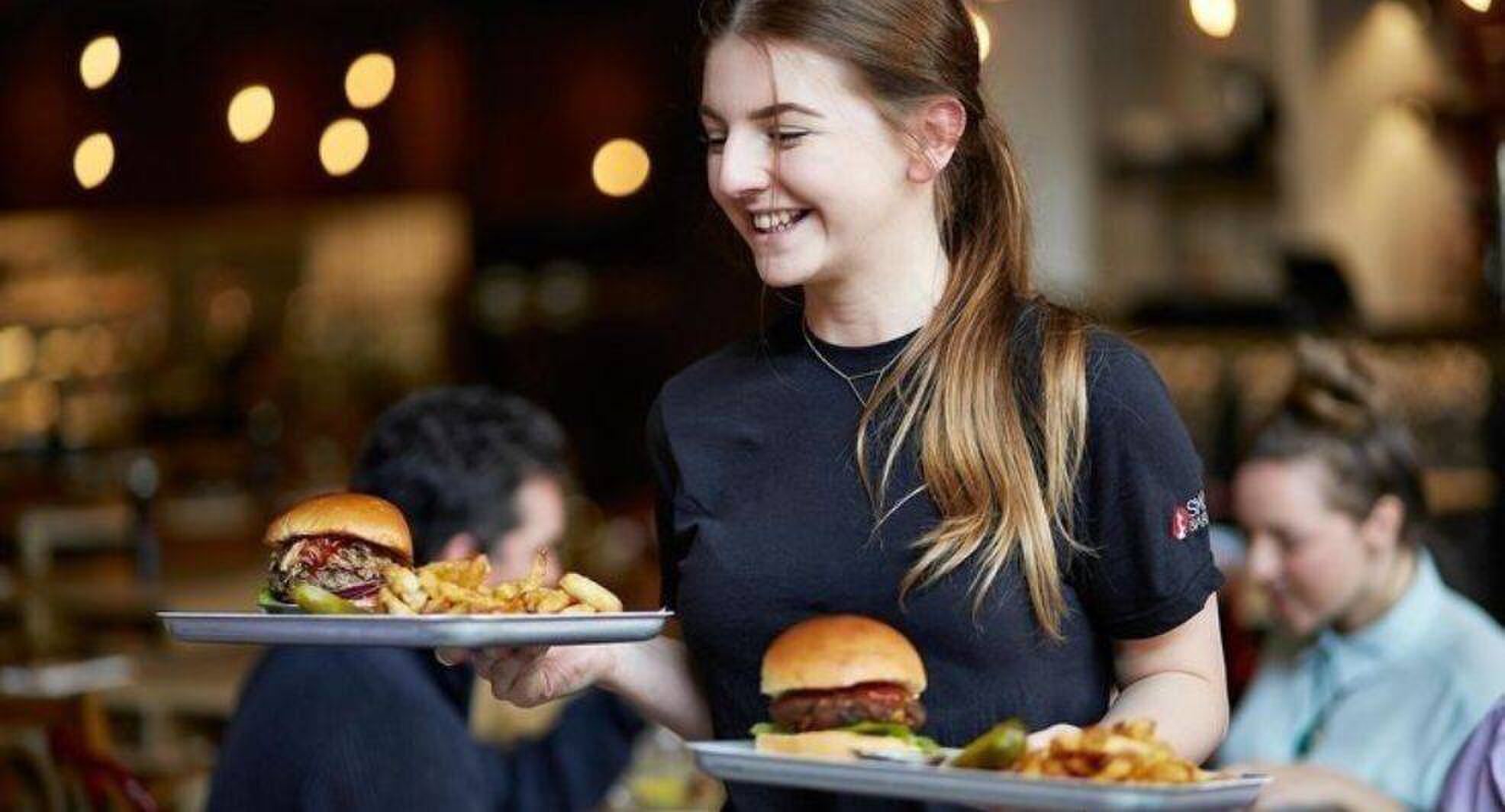Schokkend: 7 op de 10 jonge vrouwen in de horeca krijgen te maken met ...