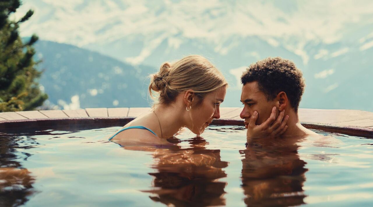 Netflix deelt eerste beelden van Knokke Off seizoen drie | FEM FEM
